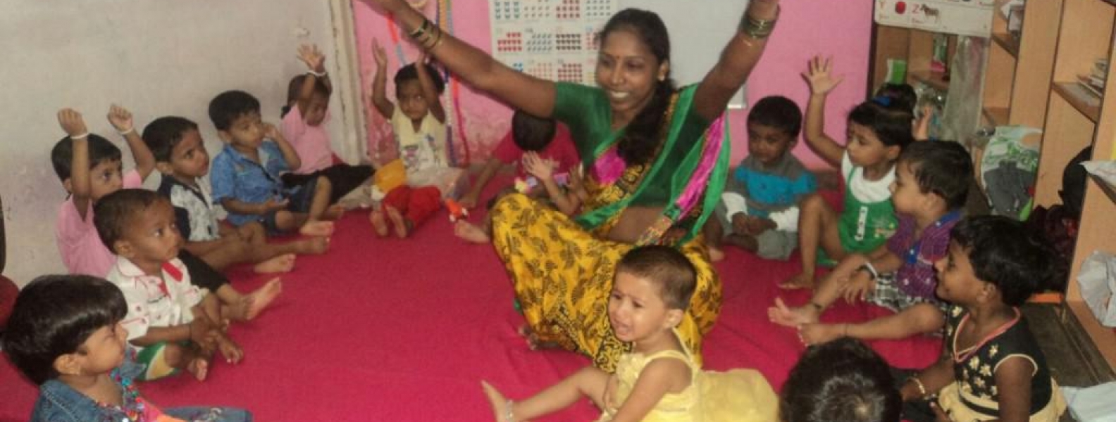 Comienza el curso en los balwadis - Sonrisas de Bombay