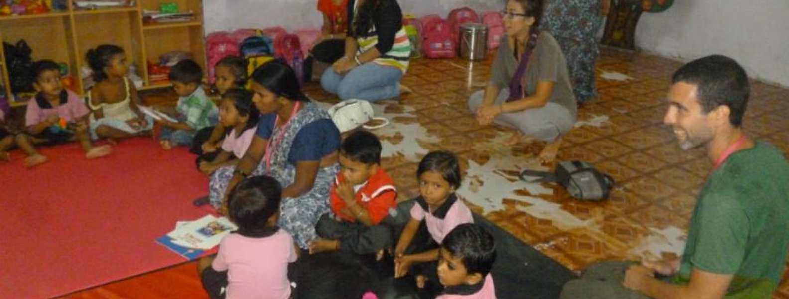 Aprendiendo en el balwadi - Sonrisas de Bombay